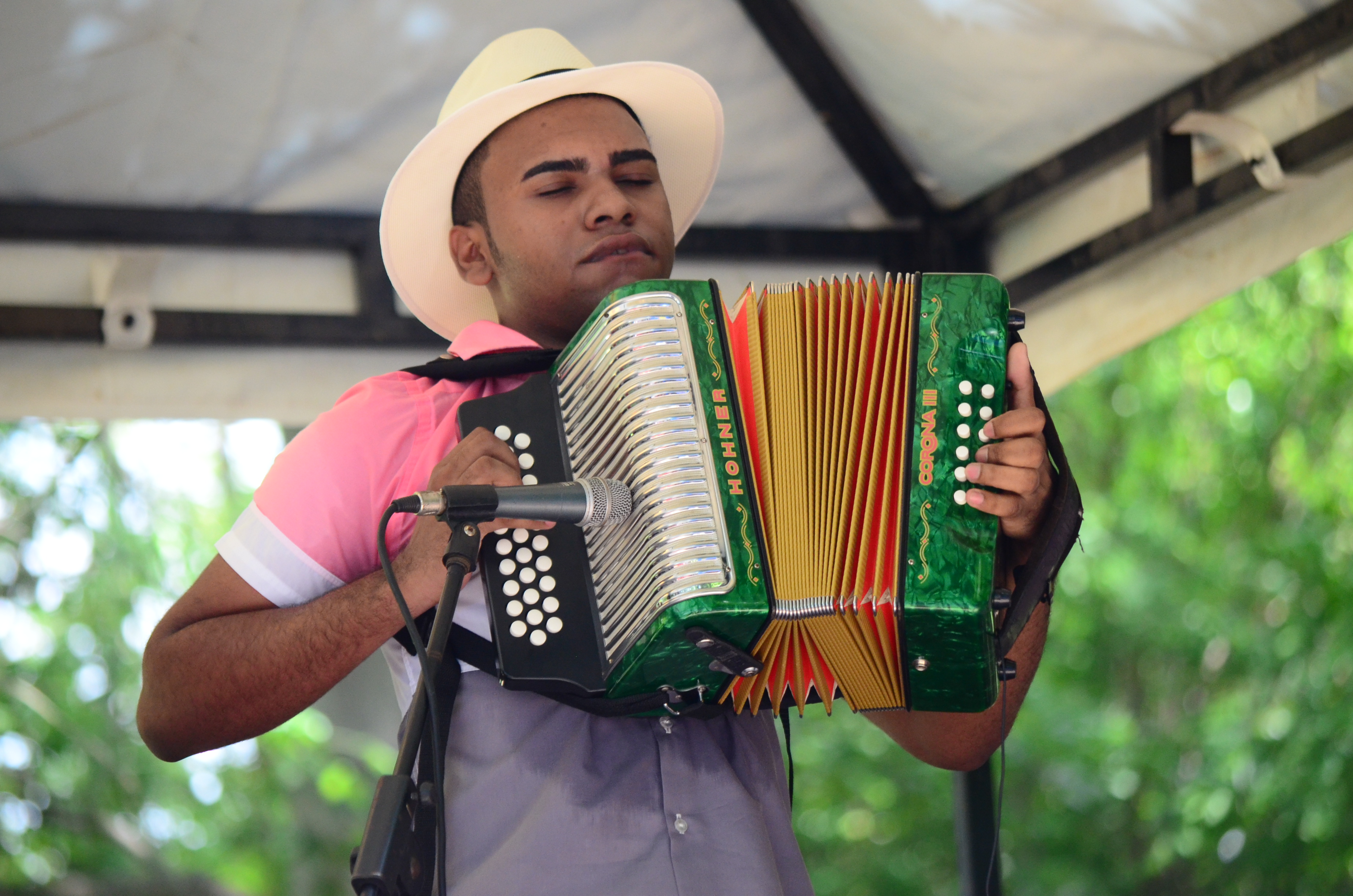 Colombiano Tocando Acordeon