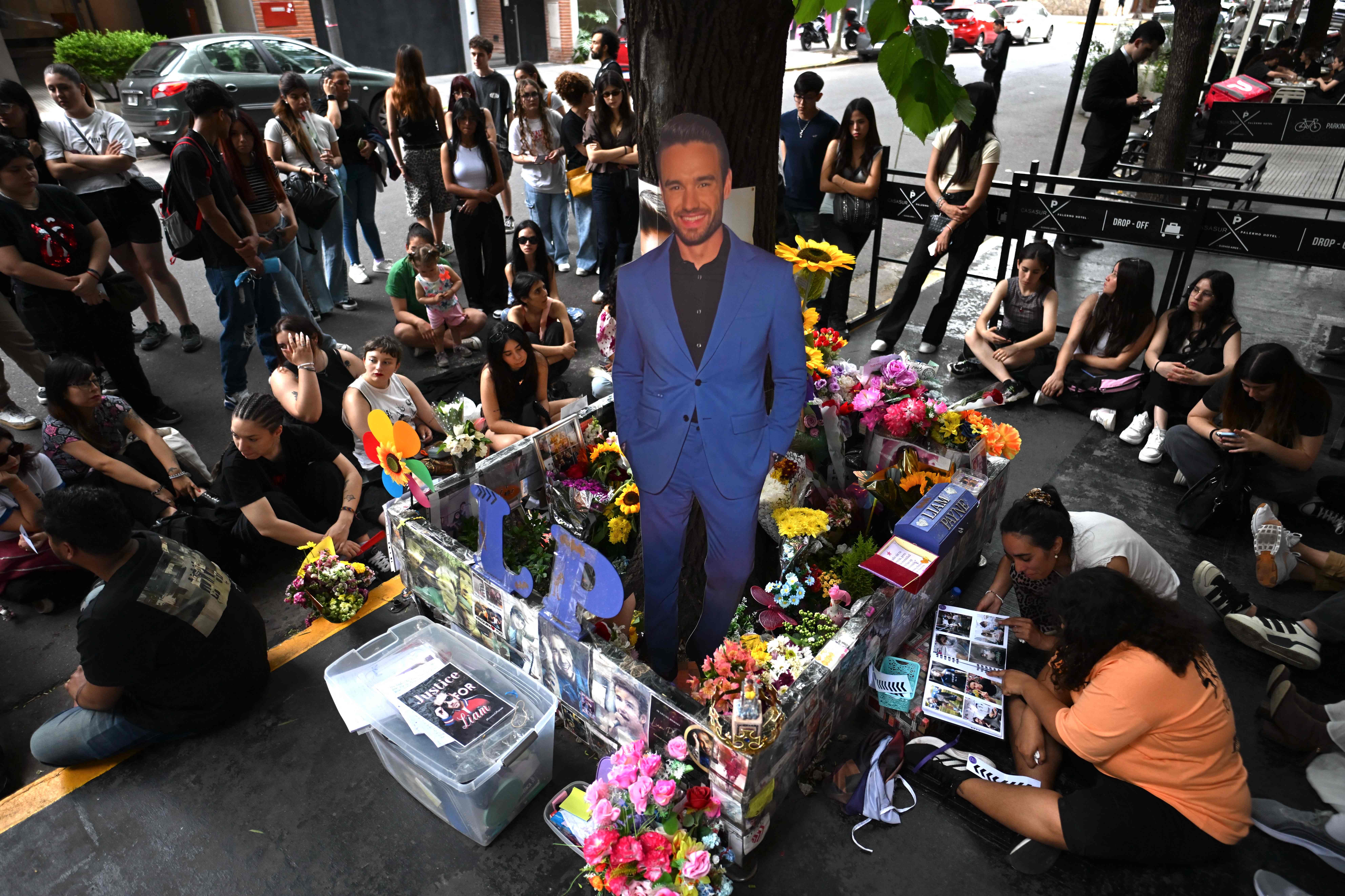 Como todo un ángel: Ashley Graham luce sus curvas y lencería negra en ...