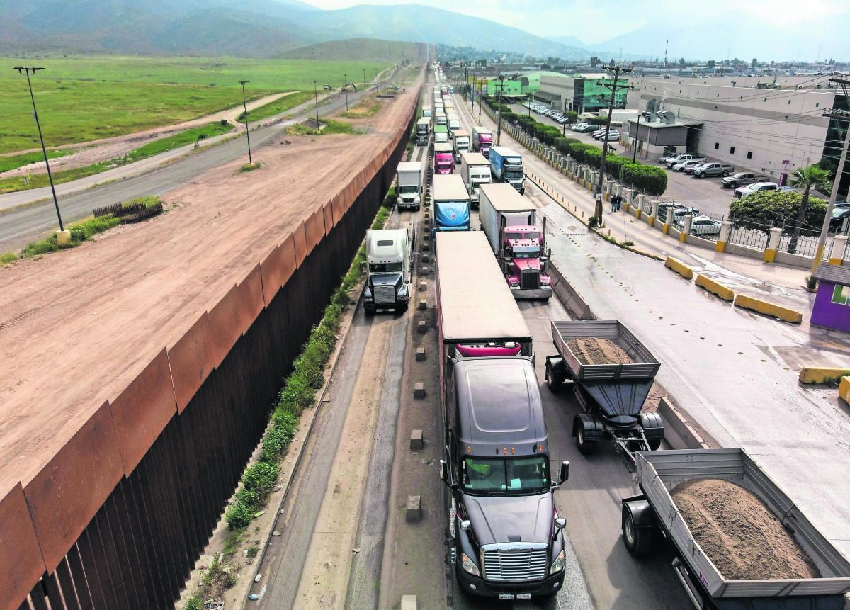 Fila en frontera de Texas por revisión a autotransporte de carga ...