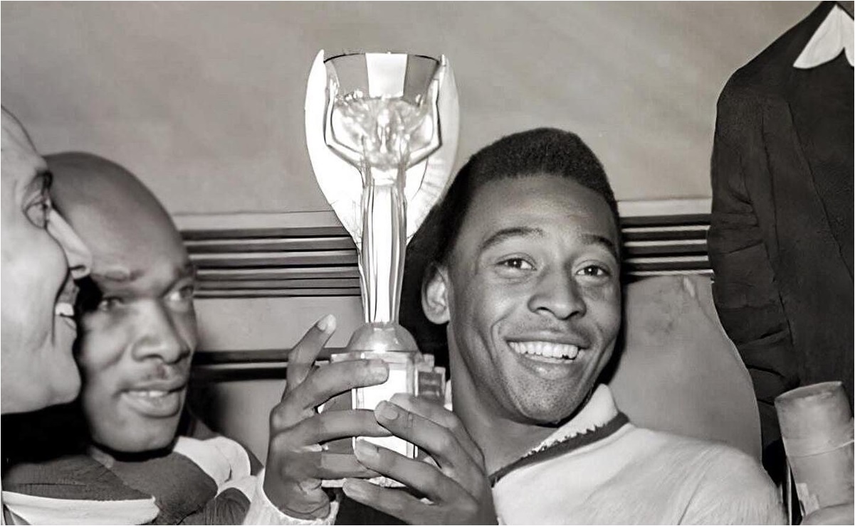 VIDEO: La estatua de Pelé que es montada en el Estadio del Santos para ...