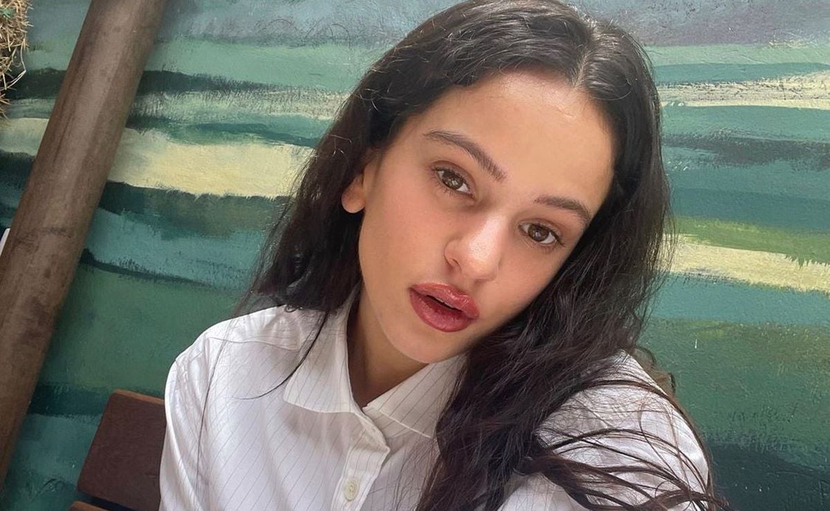 Danna Paola regresa la moda de enseñar la ropa interior con jeans