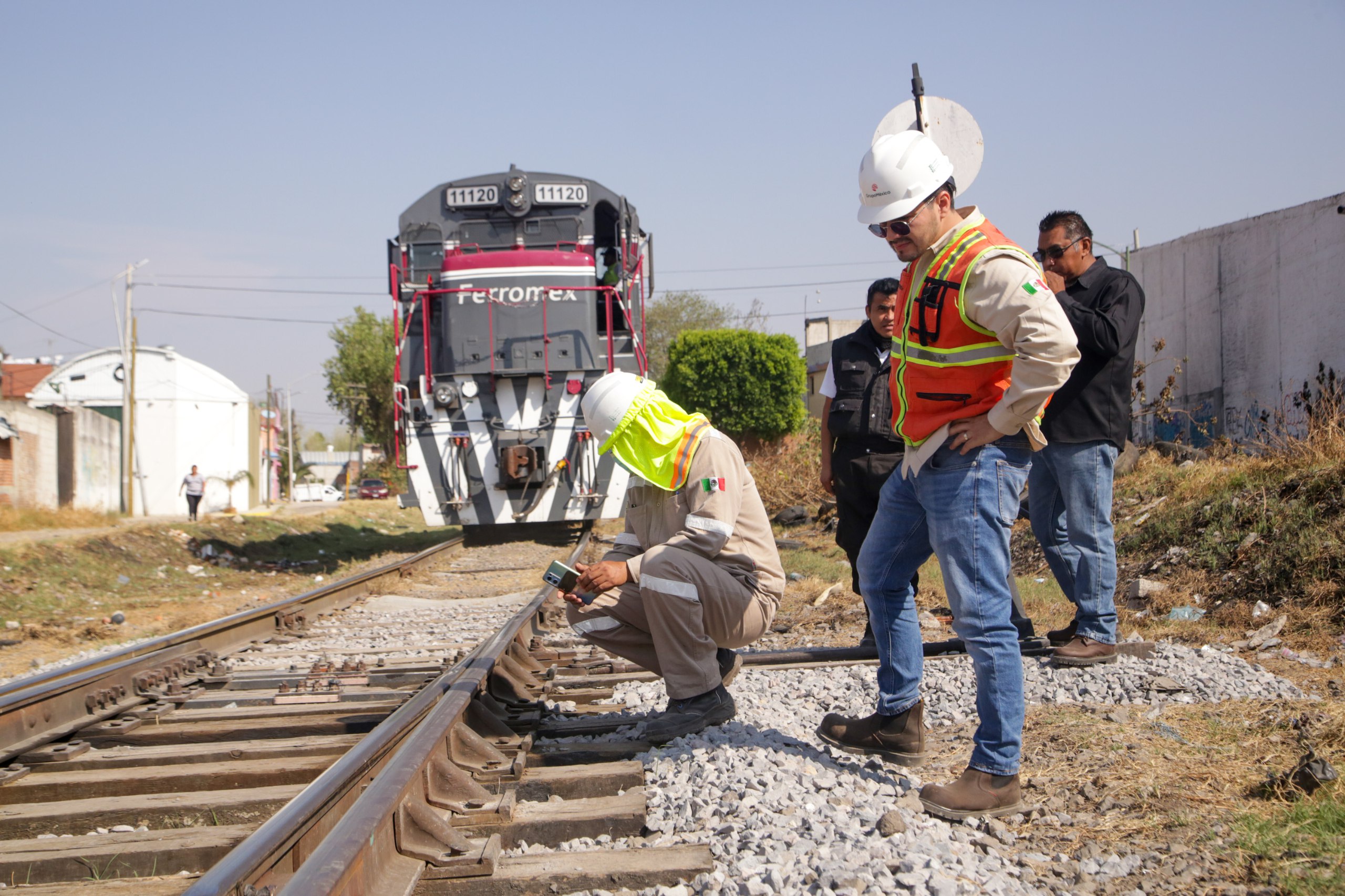 Por aquí pasan las vías de Ferrosur que van de Puebla a la Ciudad de ...