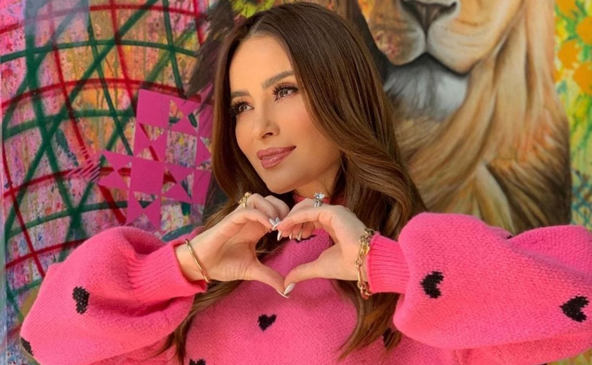 Cynthia Rodríguez impone tendencia con minishort y top