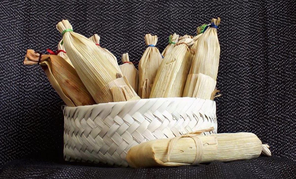 Aprende a preparar pastel azteca con tamales fácil y rápido