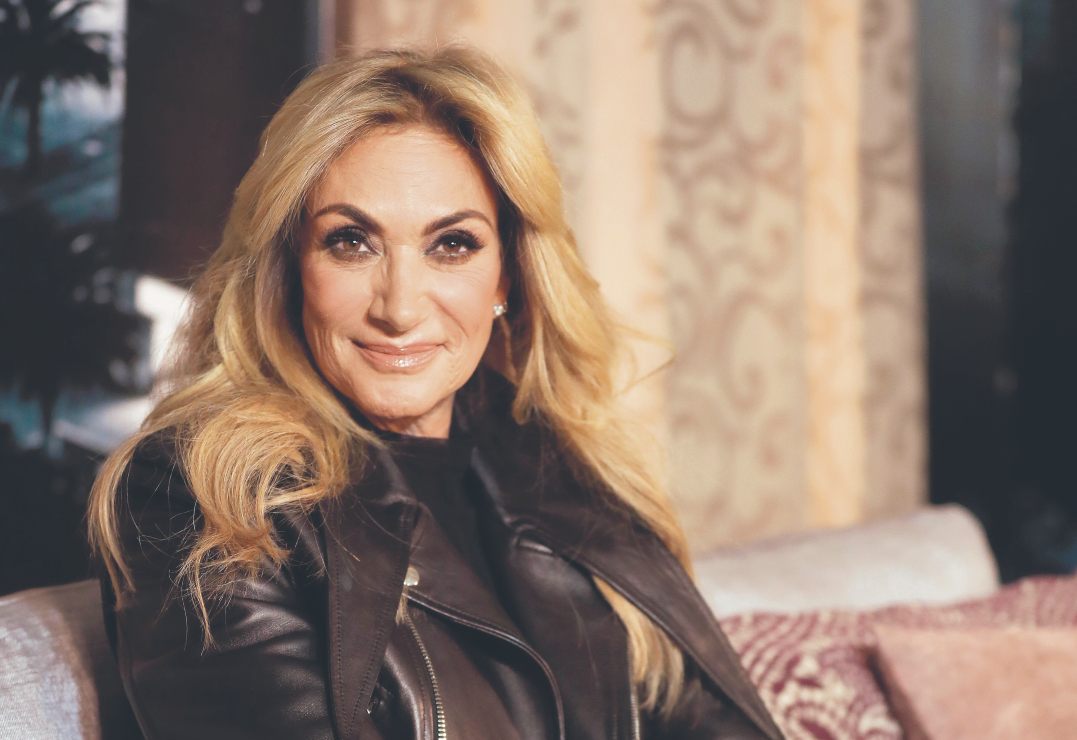 Adela Micha, feliz y orgullosa, celebra el compromiso de su hija Therese