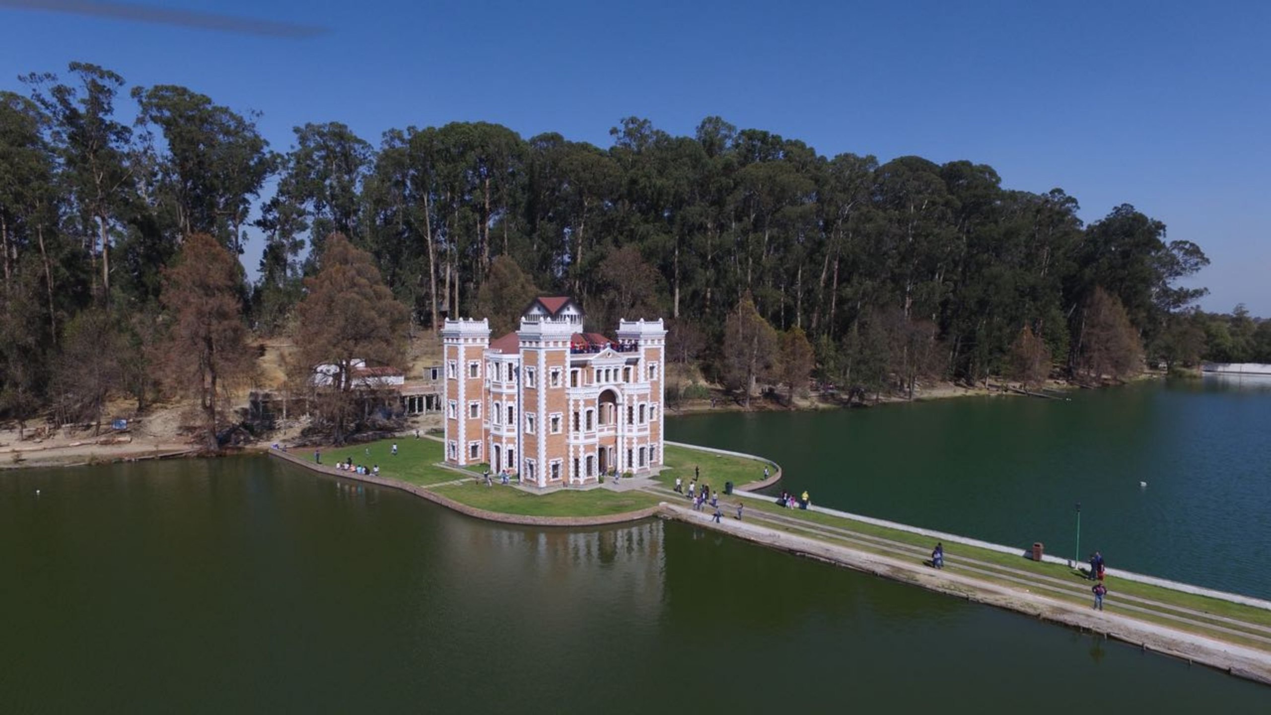 Puebla tiene su propio castillo europeo y está en medio de un lago ...