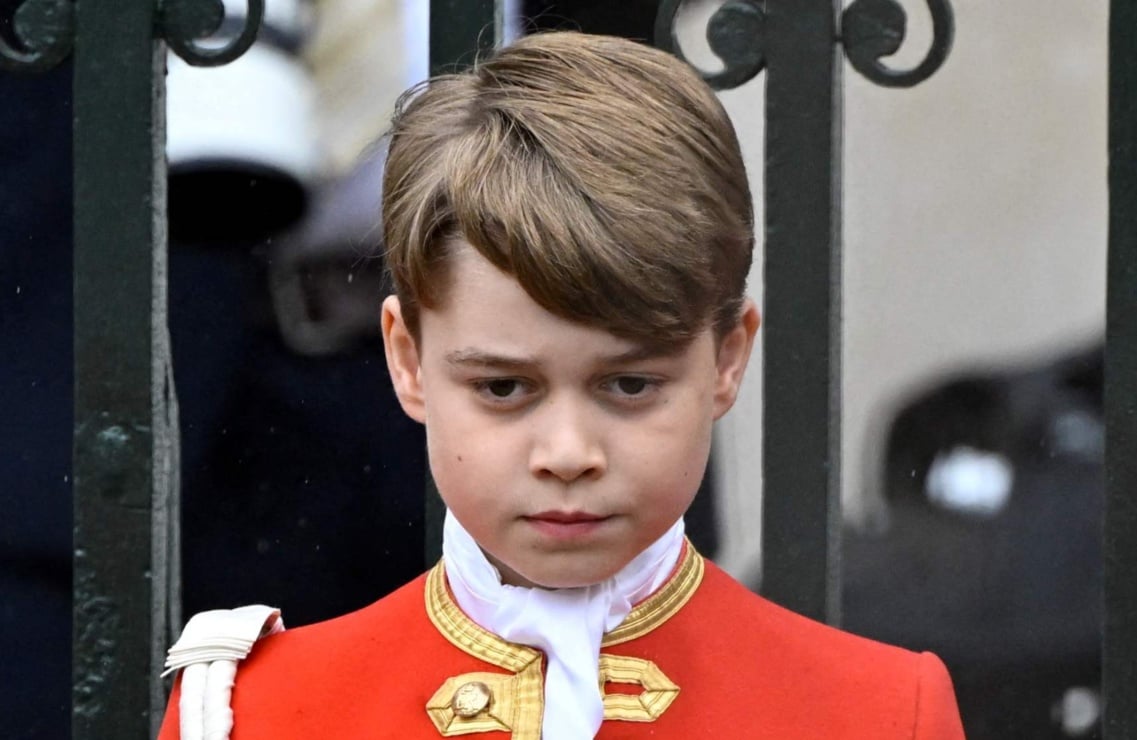Quién es la mujer de la espada enjoyada en la coronación de Carlos III