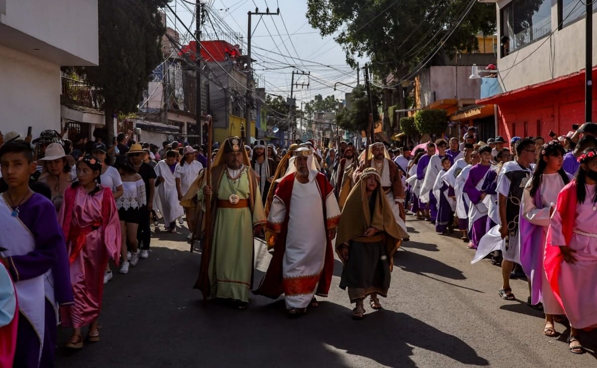 De rodillas y con enormes cruces, acuden 8 mil personas al Santuario de ...