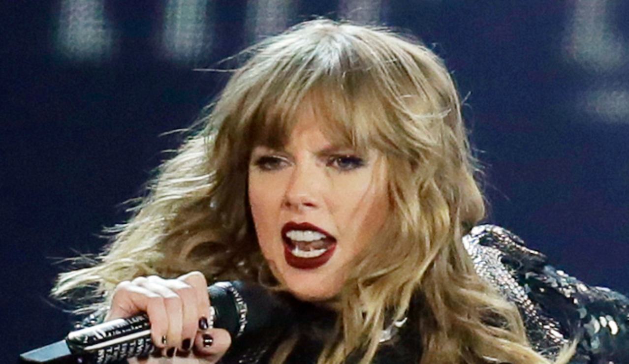 Taylor Swift, fabulosa con body brillante Versace en The Eras Tour