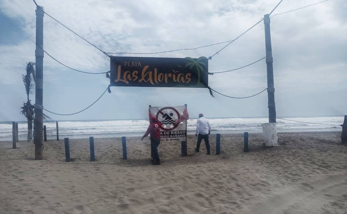 VIDEO: Se incendia yate en Progreso, Yucatán; tripulantes se arrojan al mar