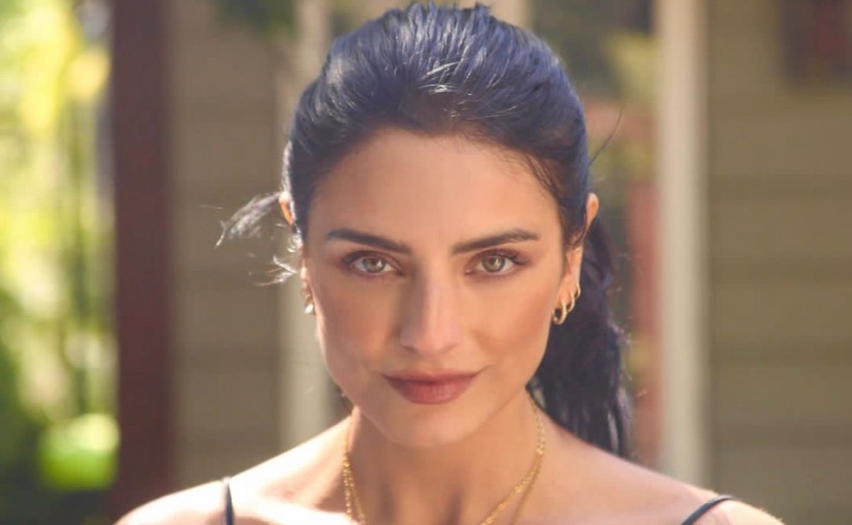 Aislin Derbez revive la moda de los años ‘30 y luce ajustado corset