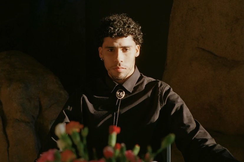 Selena Gomez y Benny Blanco visten trajes iguales en una revista