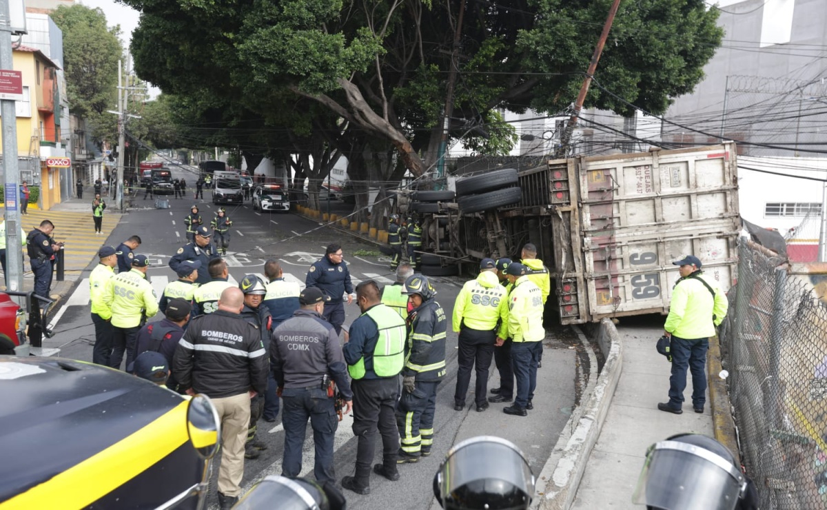 Pipa con combustible vuelca en autopista México-Pachuca; se registra caos vial | El Universal