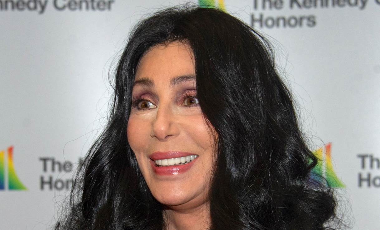 Cher, de 76, defiende la diferencia de edad con su novio, de 36