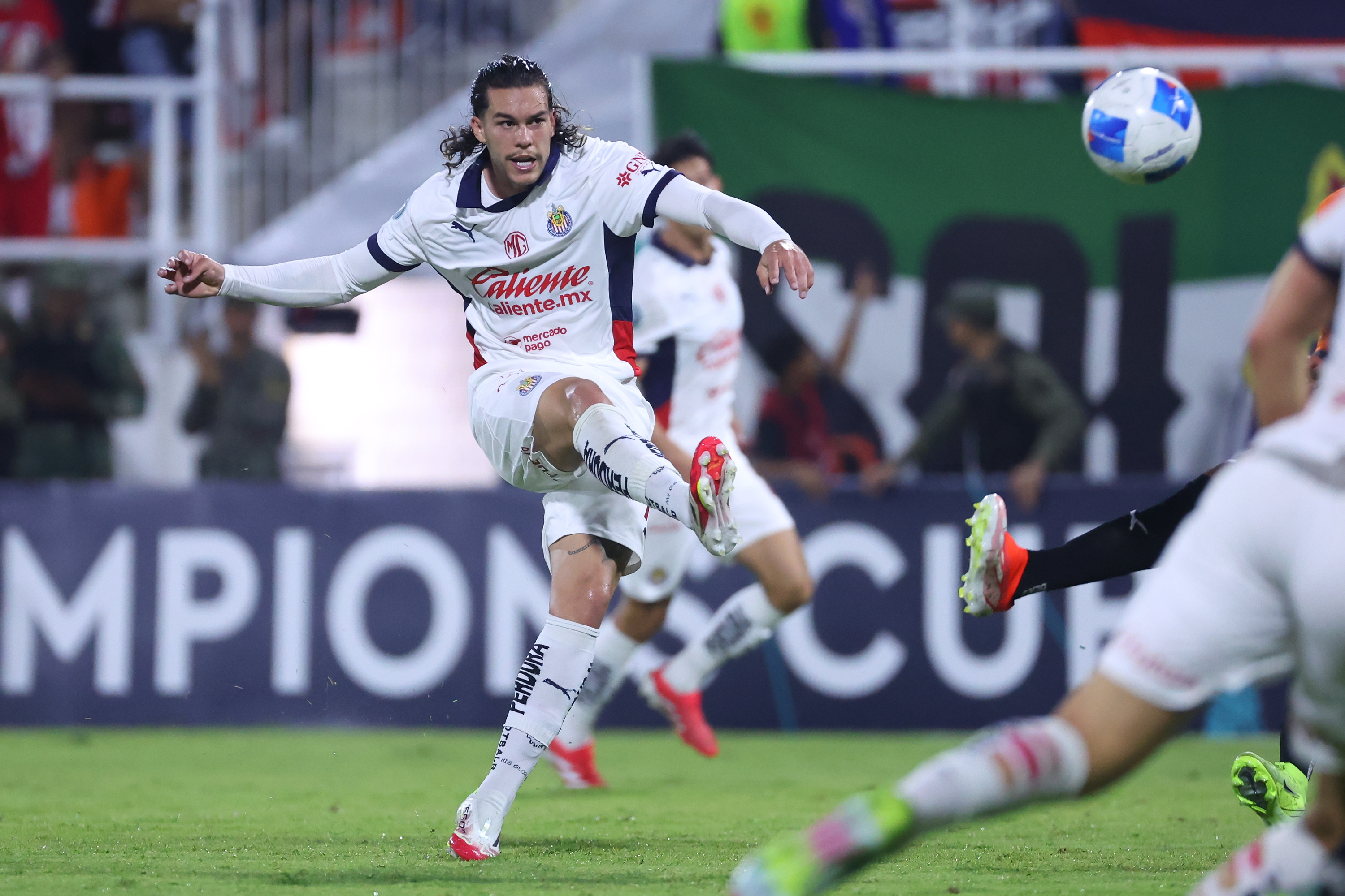 Chivas: Aficionado irrumpe en conferencia de Óscar García y exige ...