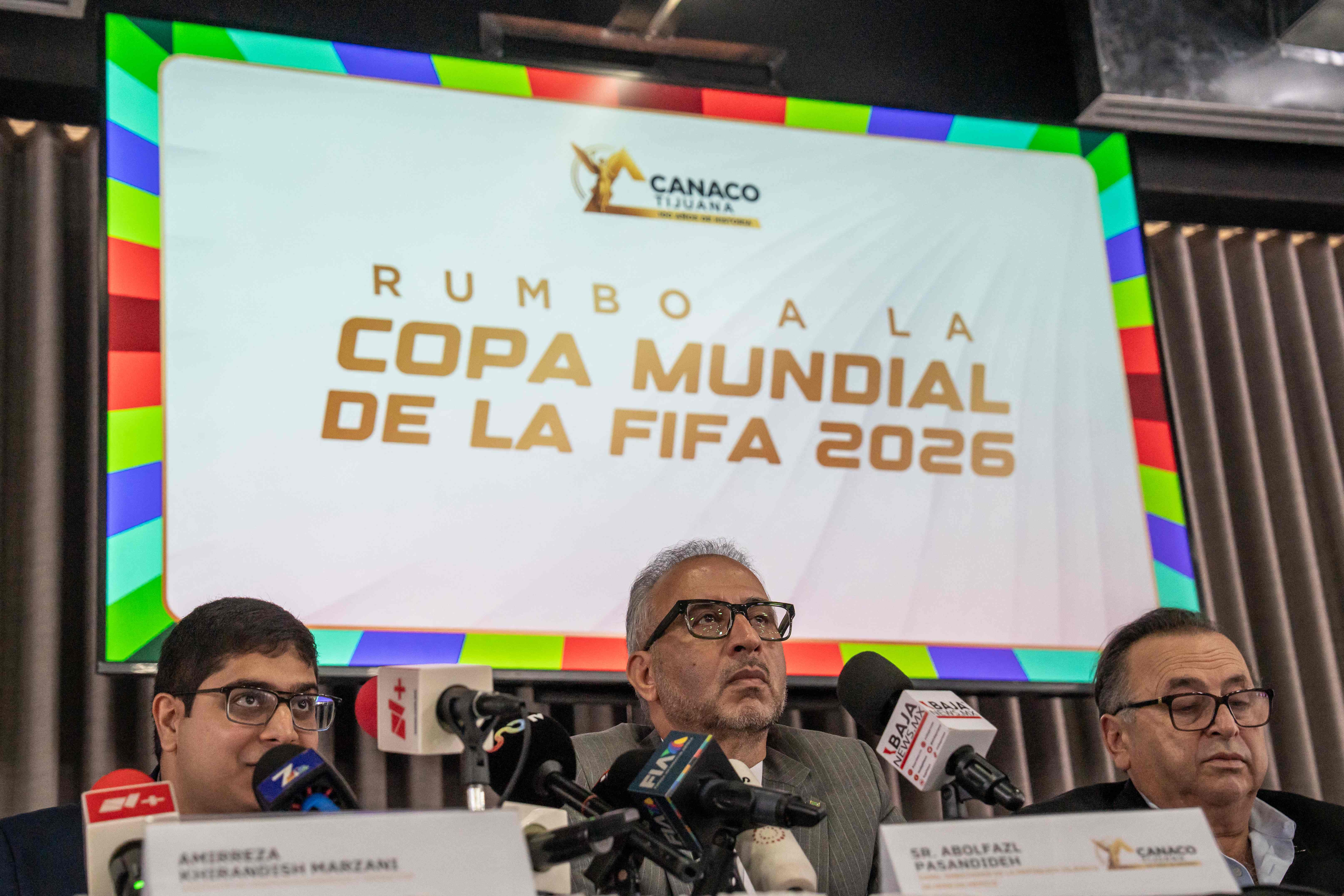 César Montes y Johan Vásquez comparten la central del Tri, tras un ...