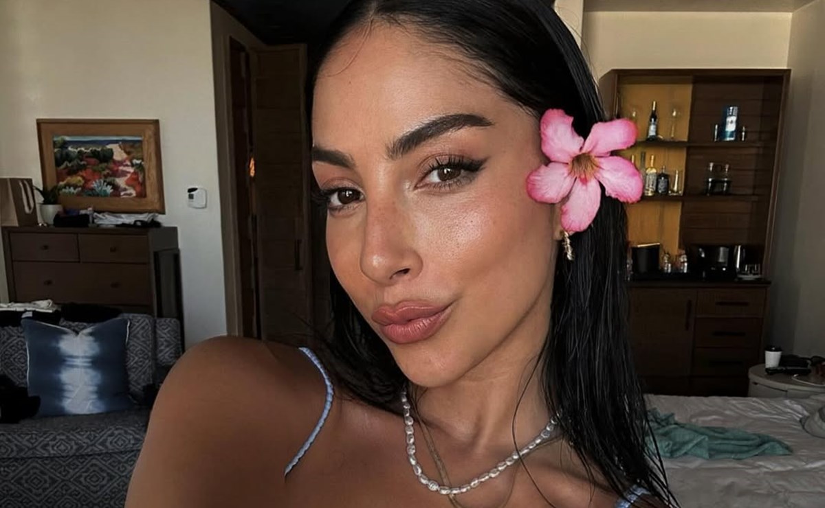 El look de Karime Pindter con vestido lencero y botas vaqueras