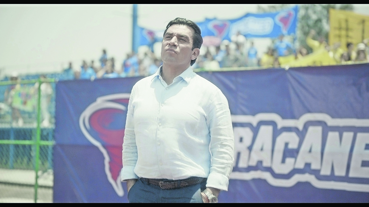 Jorge Salinas se convierte en Ken, pero su aspecto desata comentarios ...