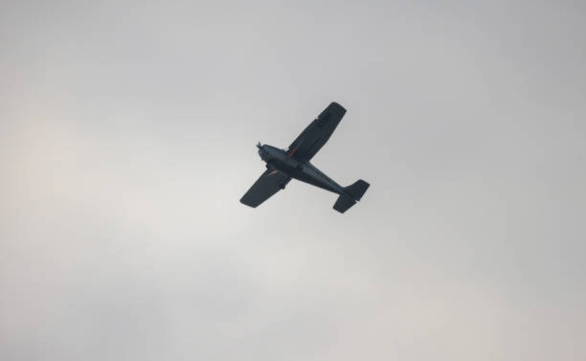 Avioneta se estrella en vecindario de San Diego; hay dos muertos