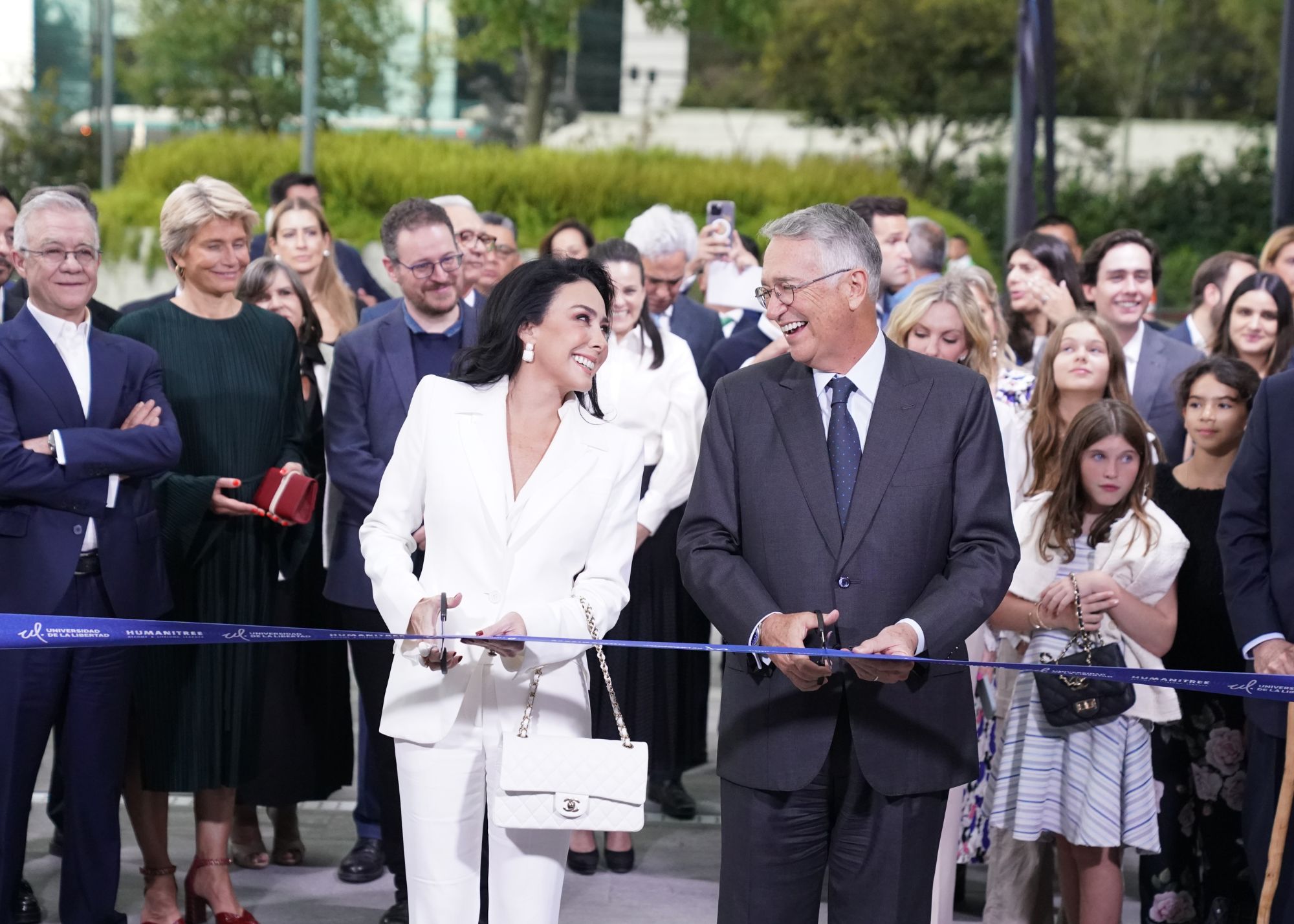 Adela Micha sorprende en traje deportivo con Ricardo Salinas Pliego