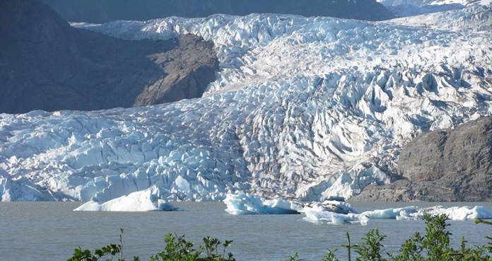 Video. Colapso de glaciar en Alaska alcanza a exploradores en kayak