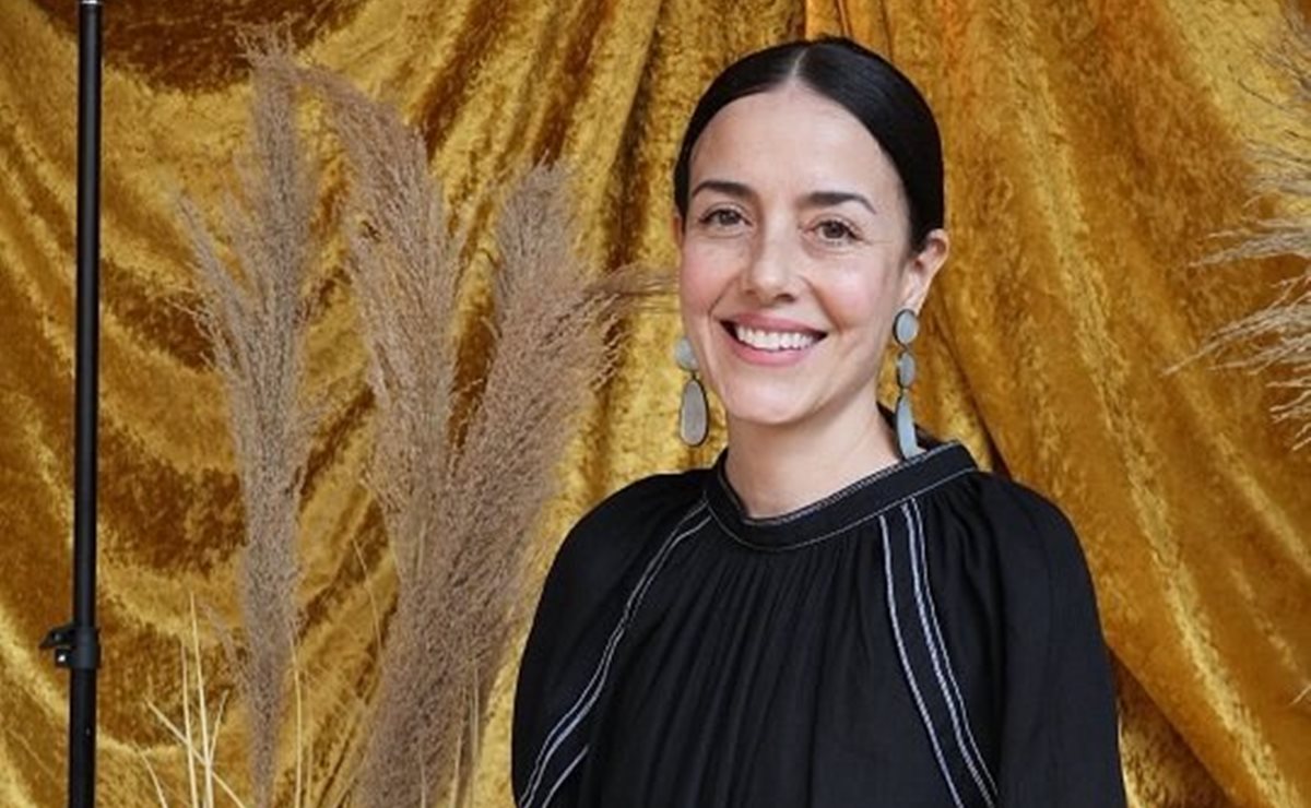 Minnie West protagoniza portada de Glamour y luce impactante top metálico