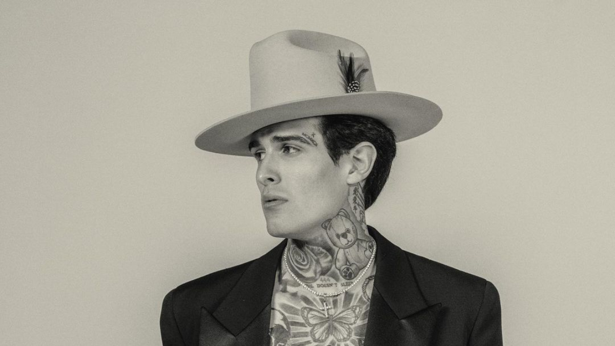 La historia detrás de las 5 mejores canciones de Adriel Favela ...