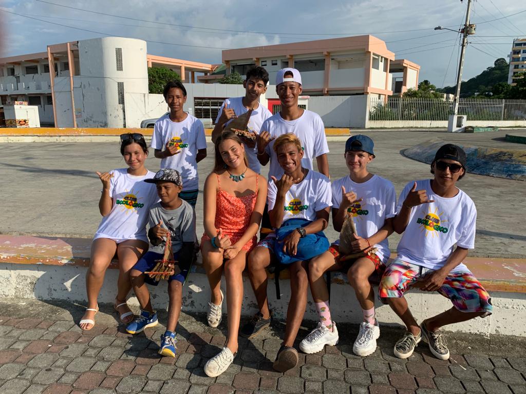 Pacha Luque-Light, la surfista que protege el planeta en cada ola ...