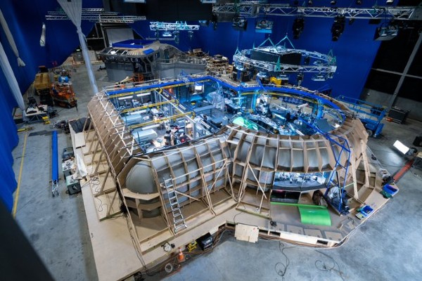 James Cameron posa en la base de Pandora en las nuevas imágenes del ...