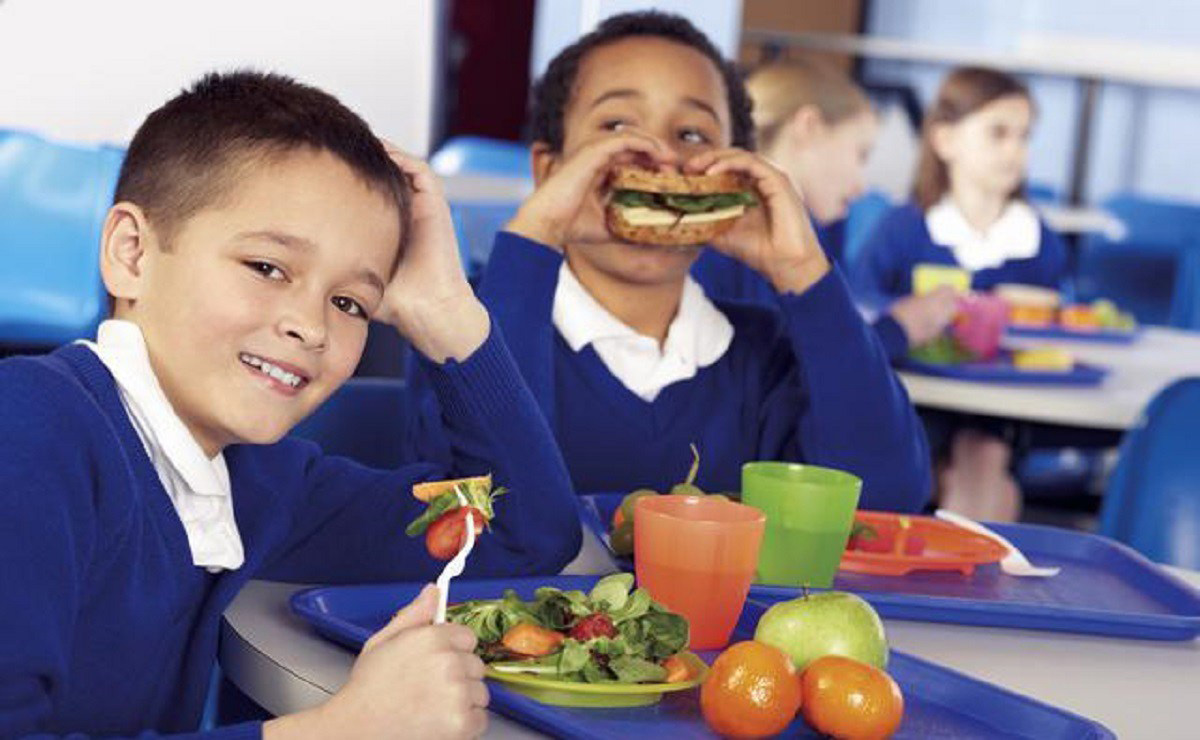 Niños Comiendo Saludable En La Escuela
