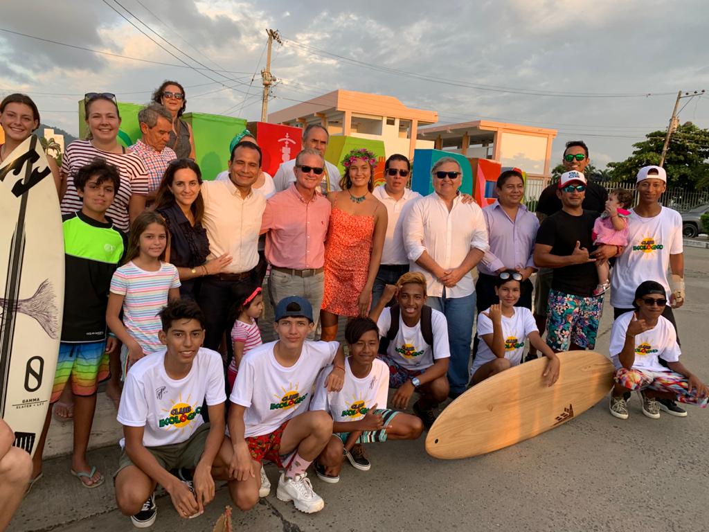 Pacha Luque-Light, la surfista que protege el planeta en cada ola ...