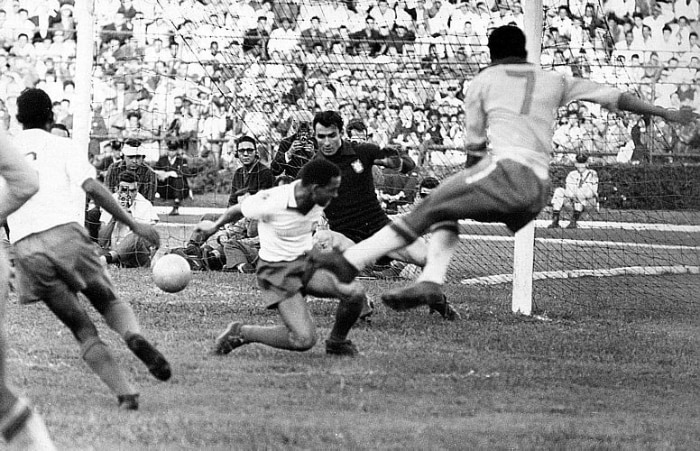 Mané Garrincha, o "anjo das pernas tortas" | Estadão - Estadão