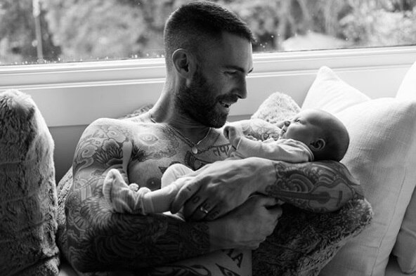 Filha De Adam Levine Adam Levine, Do Maroon 5, Chega Ao Rio Com Nova