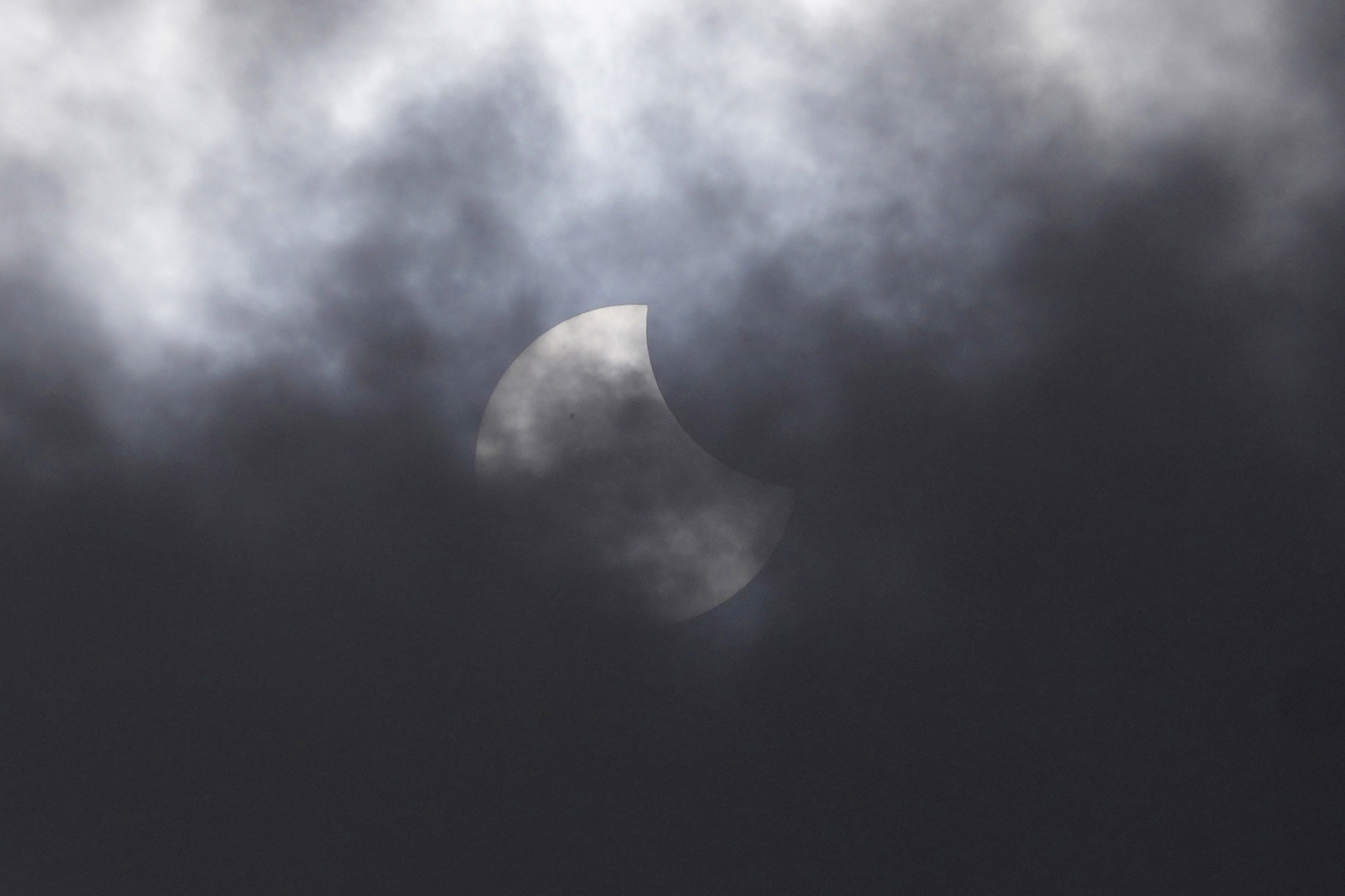 Eclipse solar híbrido: fenômeno visível do Pacífico Sul encanta ...