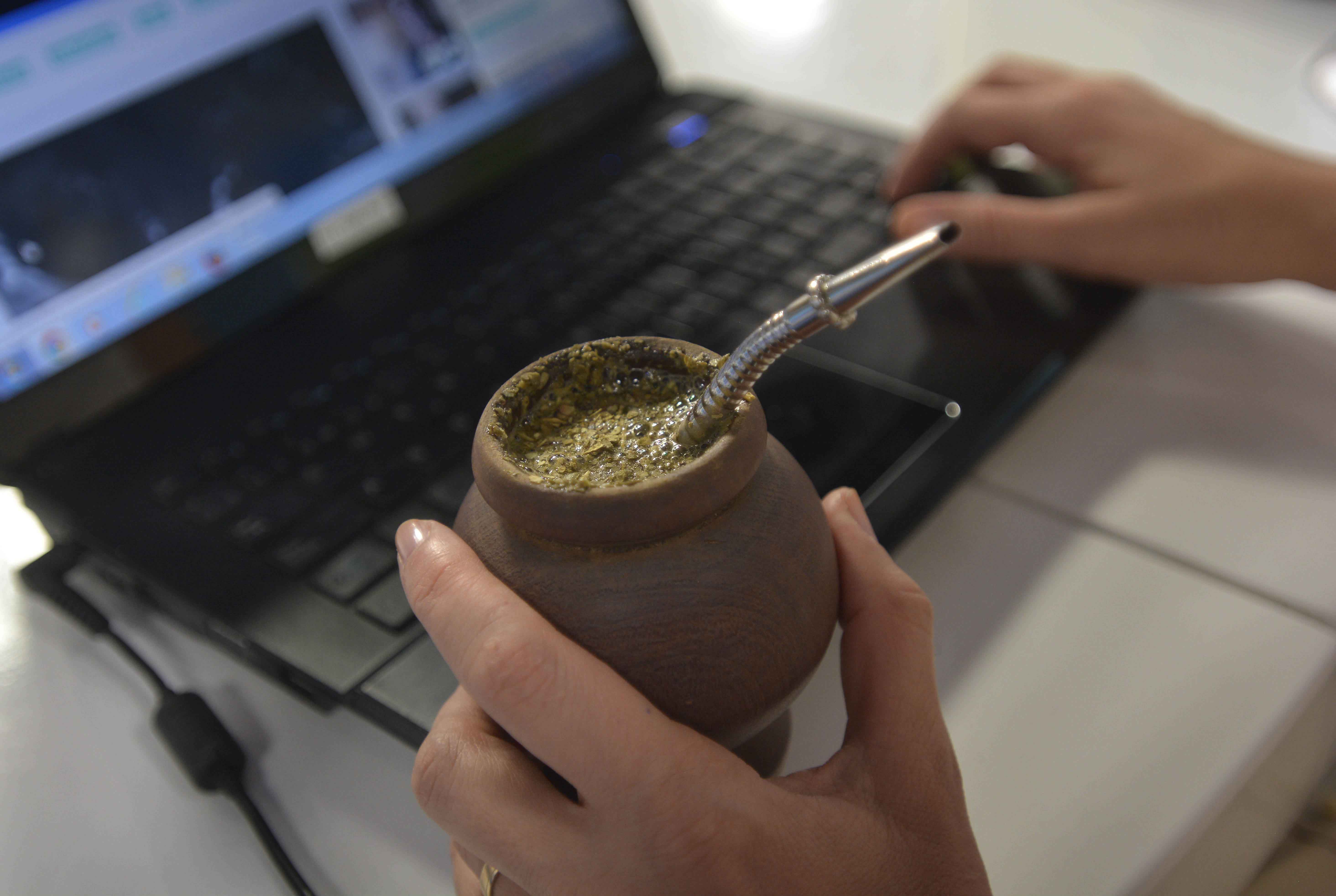 Fin de la discusión: así se ceba el verdadero mate - Los Andes