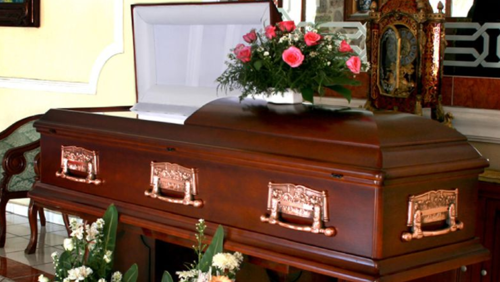 El ataúd pesaba poco y así descubrieron que no estaba el cuerpo del ser ...