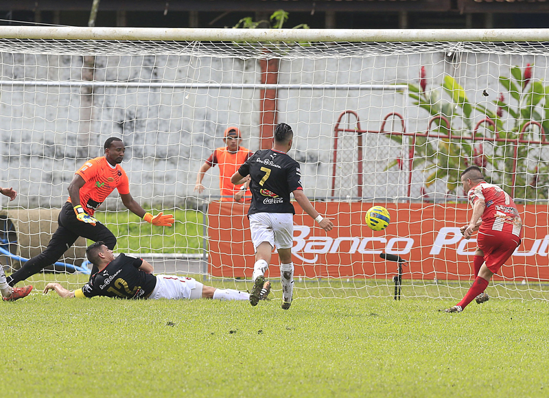 Kenneth Solano volvió del retiro con doblete ante Alajuelense | La Nación