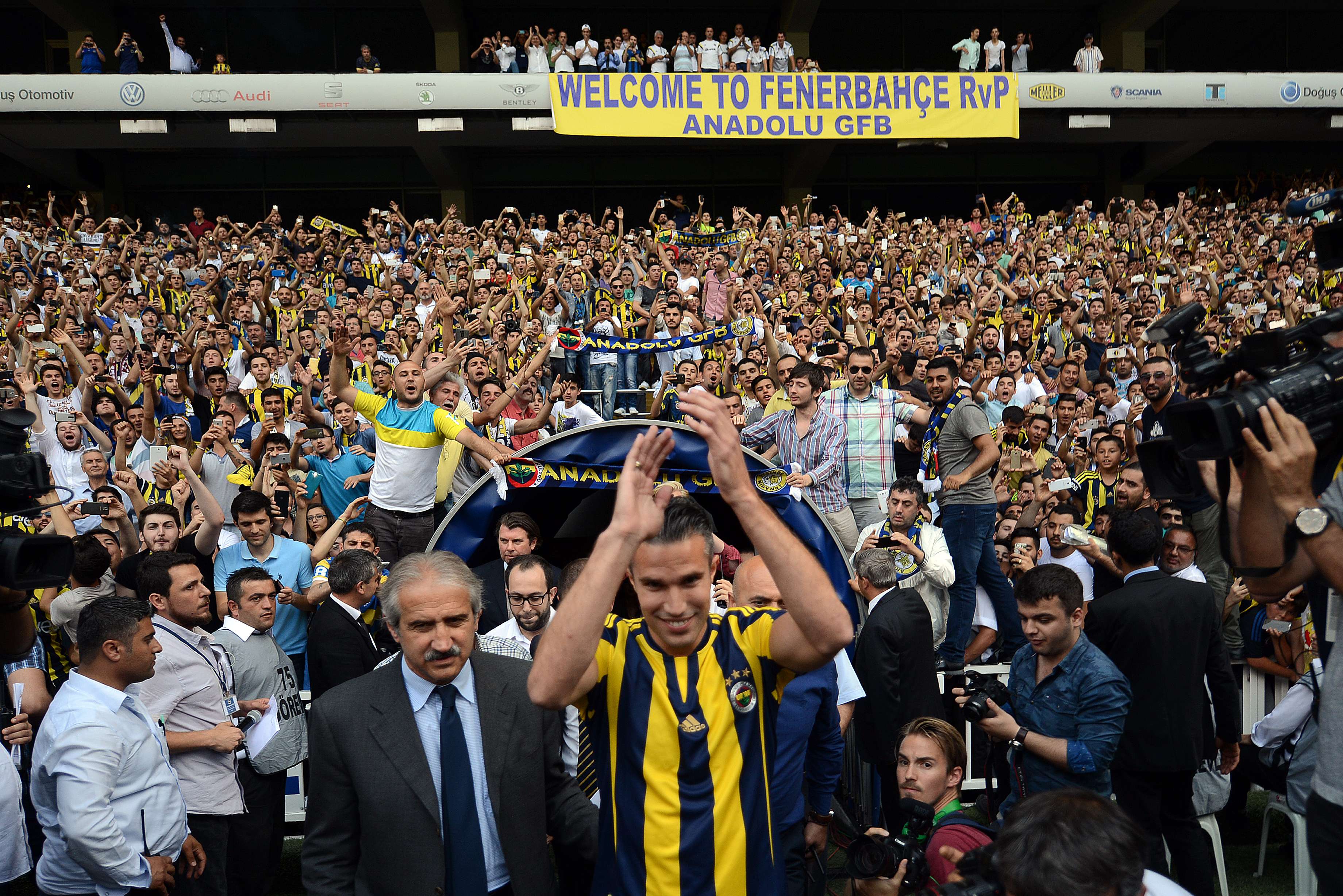 Robin Van Persie es presentado por el Fenerbahçe ante 18.000 ...