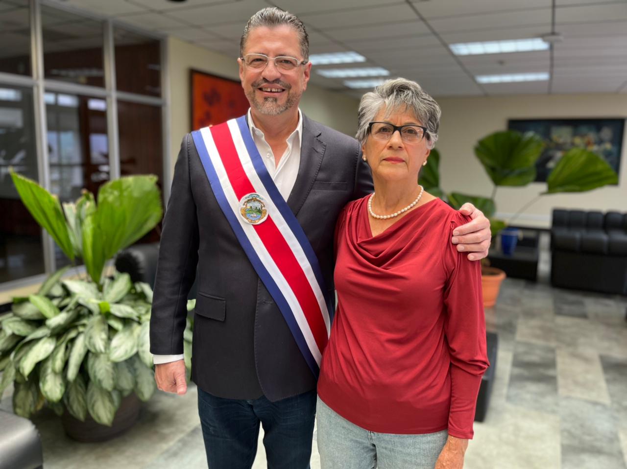 María Camacho, la artista que tardó 100 horas en bordar el escudo de la ...