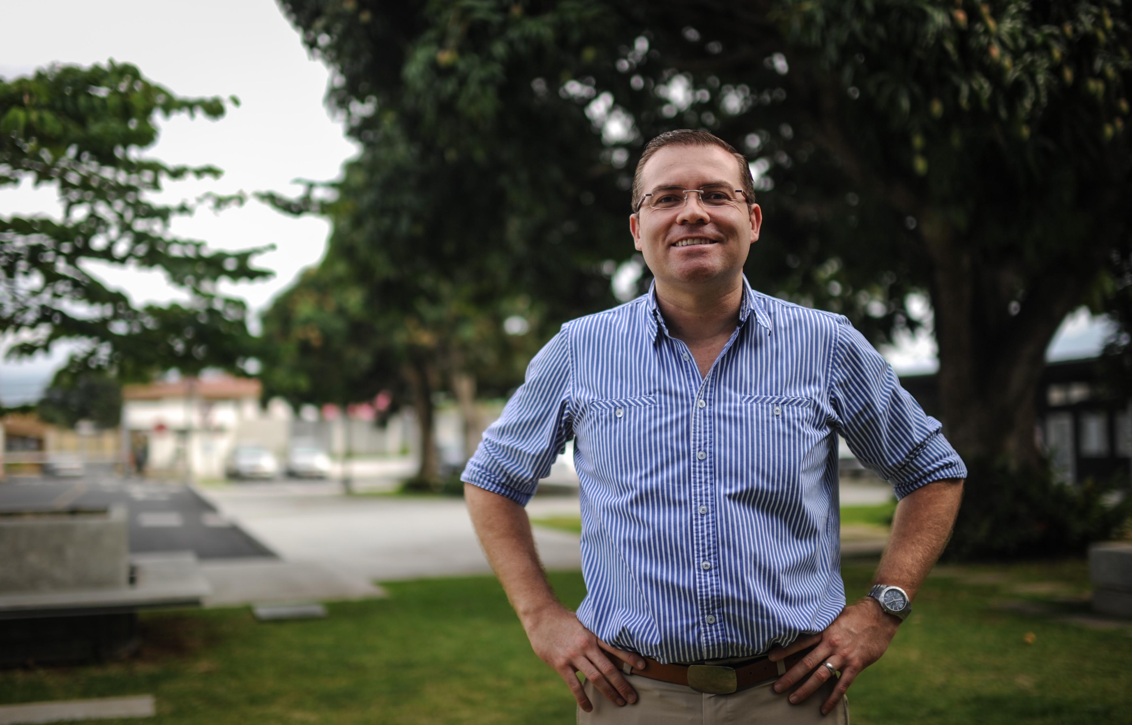 El Padre Mix está a horas de conocer a su bebita | La Teja