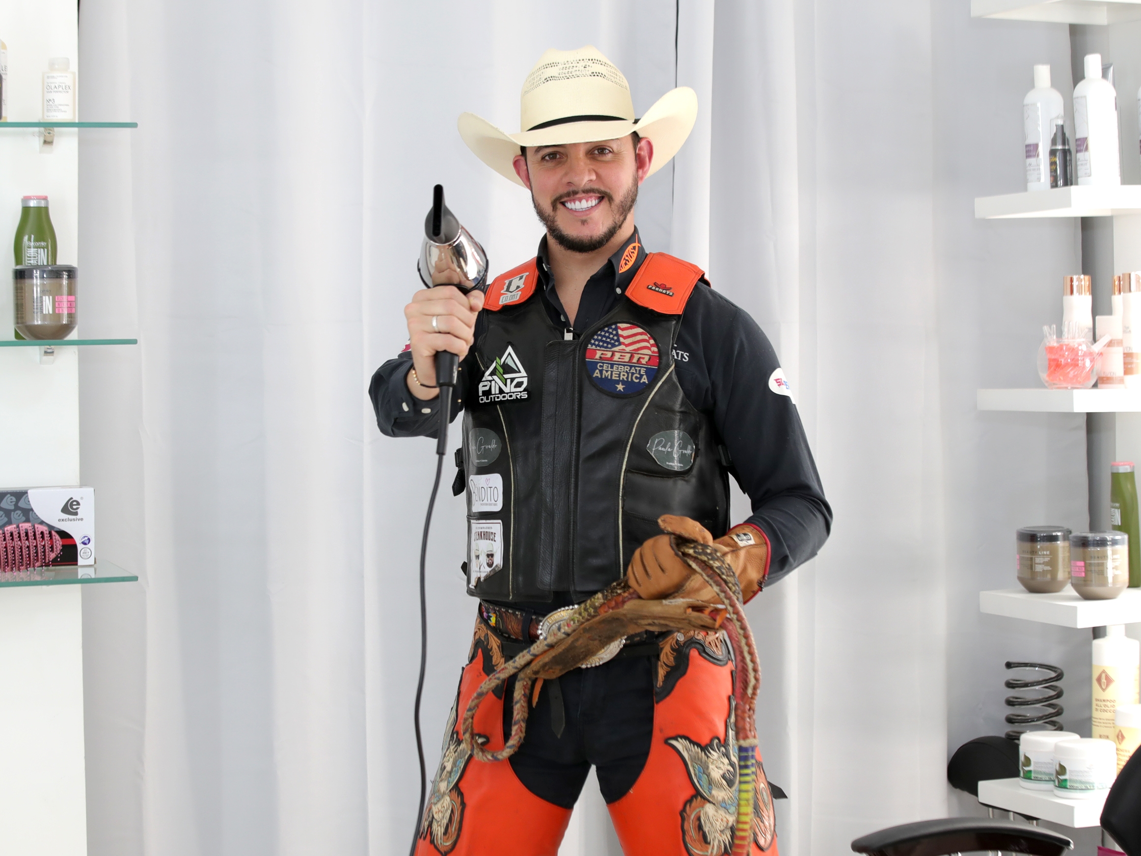 De montar toros a hacer keratinas: Jarrito, el vaquero experto en ...