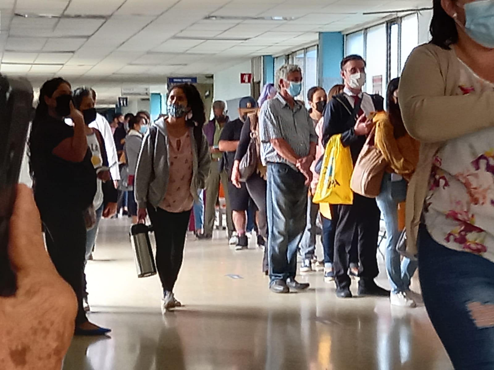 Paro en CCSS por ajuste salarial causó largas filas en laboratorios y ...