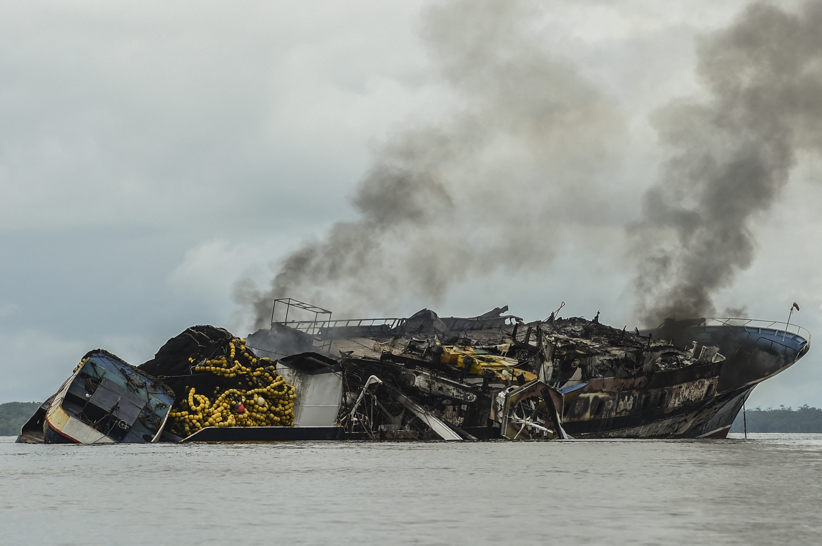 Rescatan a 29 tripulantes de un barco que se incendió en Colombia | La ...