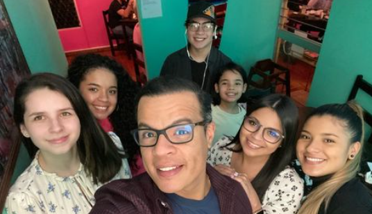 Jair Cruz disfruta al máximo ser papá de cinco hijos (bueno, de seis ...