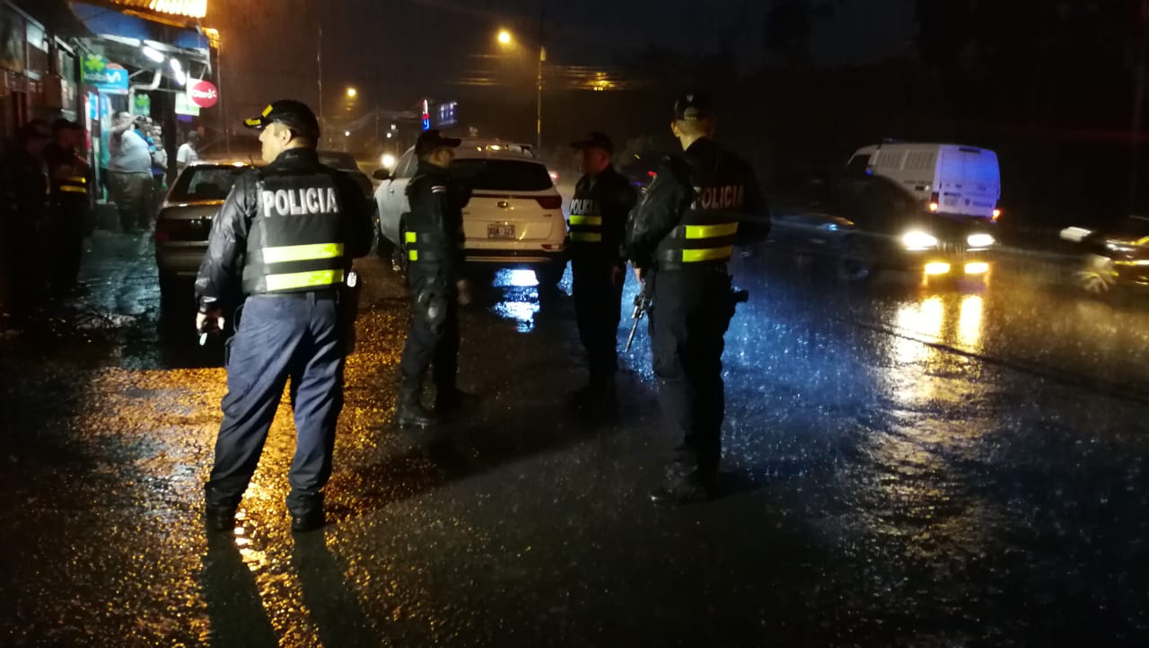 Maleantazos se jamonearon a policía de un batazo en la cabeza en Pavas ...