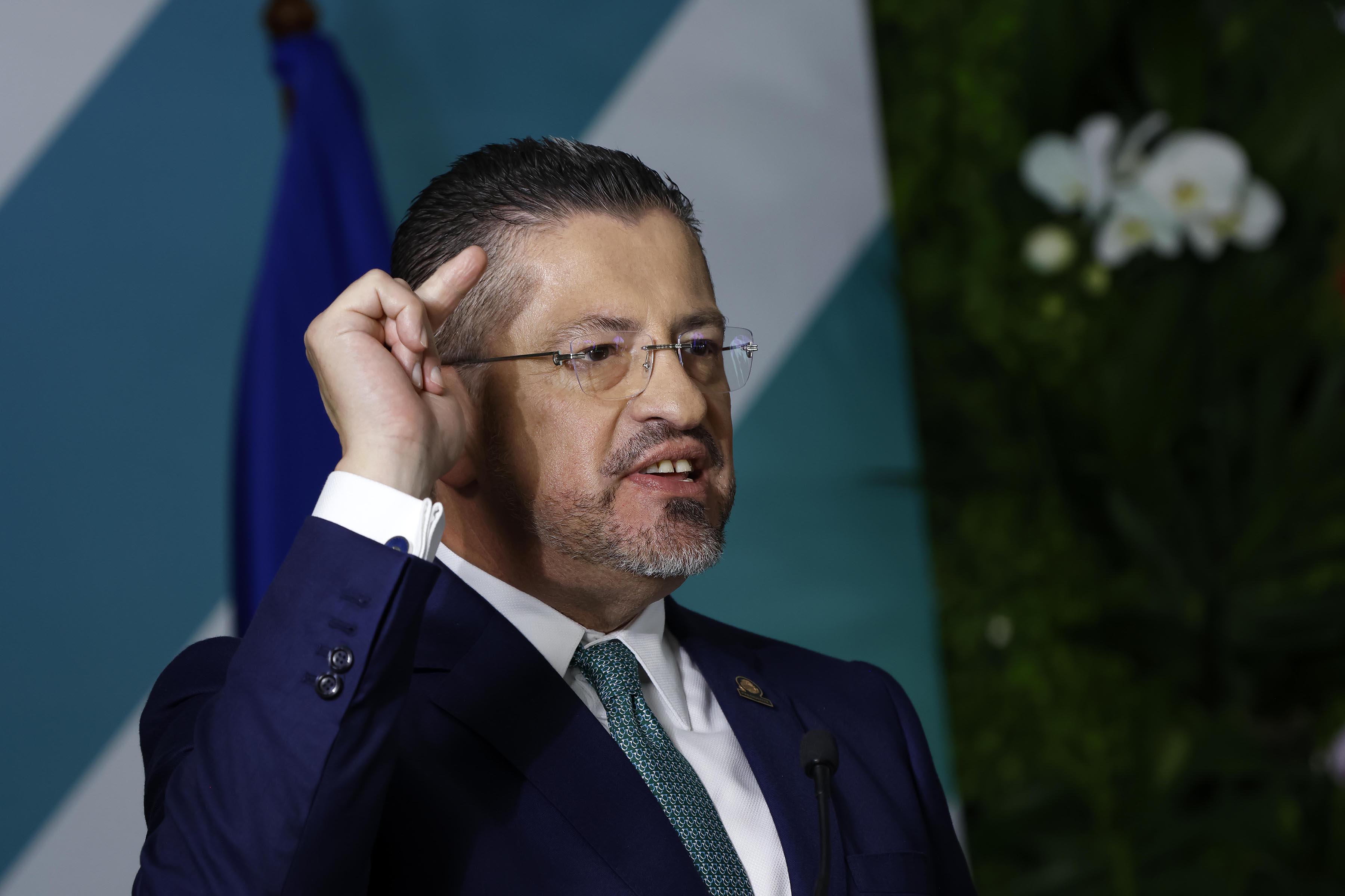 Presidente Rodrigo Chaves dice que prefiere dinamitar puentes con ...