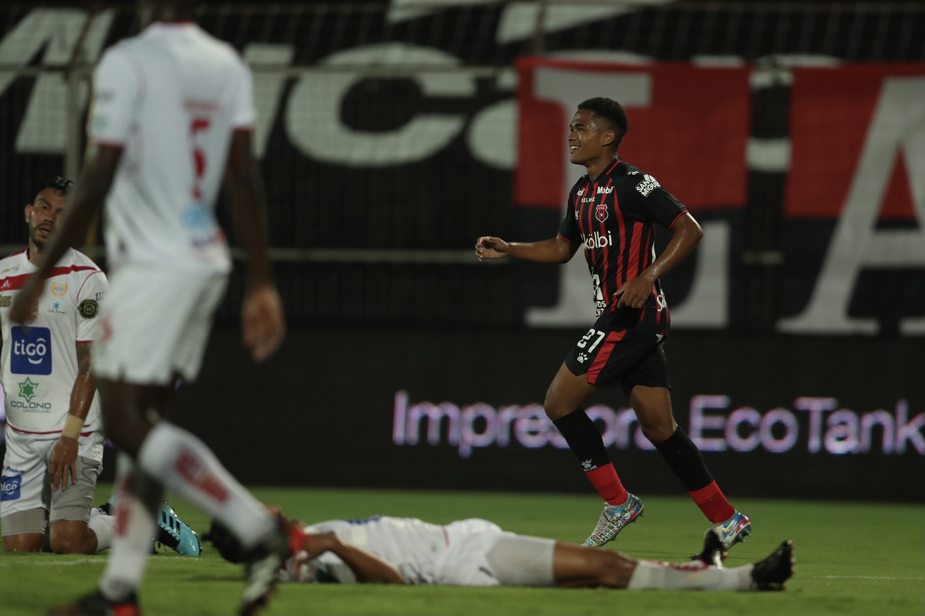Mamá de Ian Lawrence se soltó a llorar al ver a su hijo anotar con ...