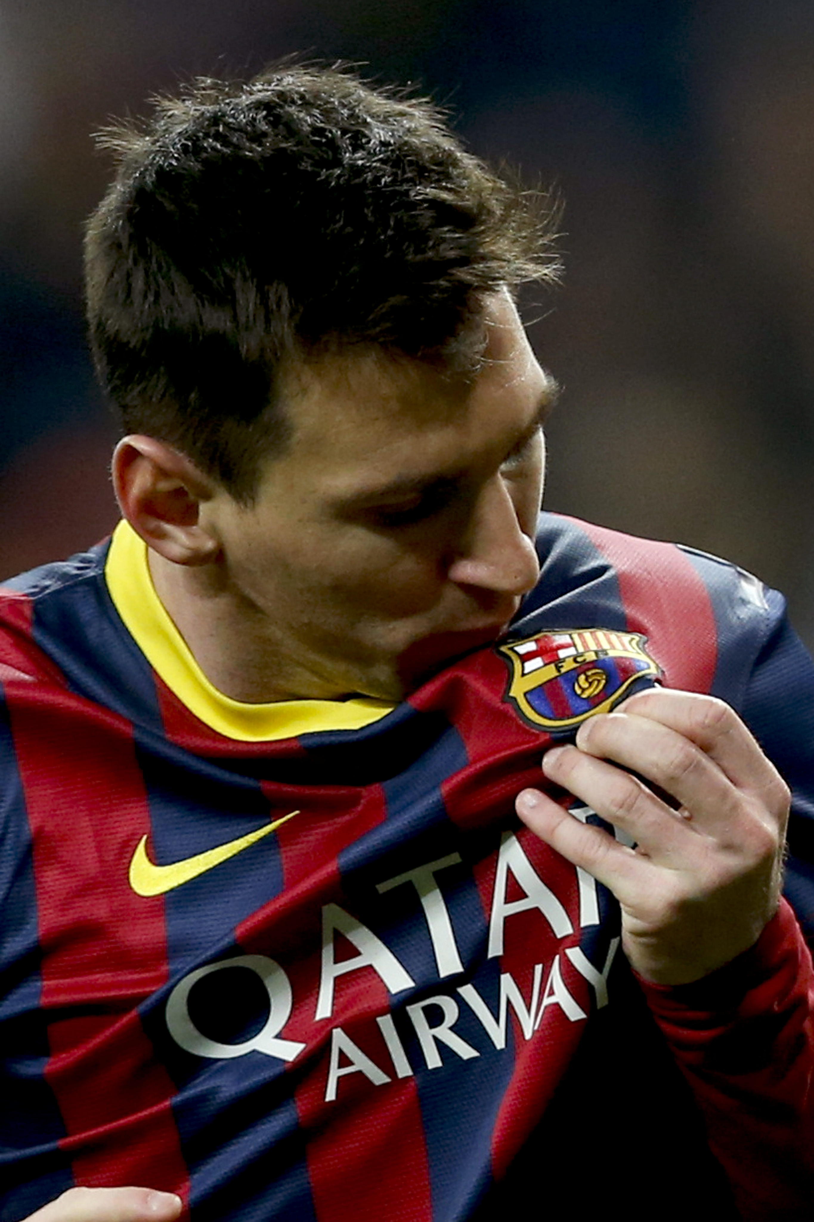 Messi Besando El Logo Del Barca