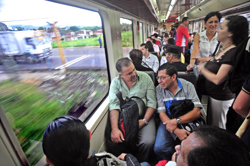 Más personas en Costa Rica están anuentes a dejar el carro en la casa ...