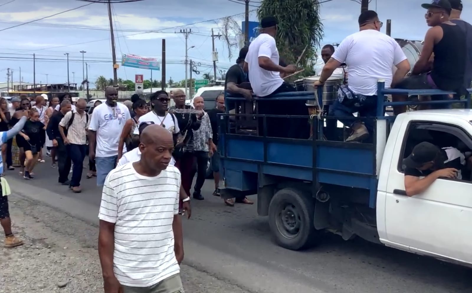 Limonenses despidieron al gemelo Sterling al ritmo de los timbales | La ...